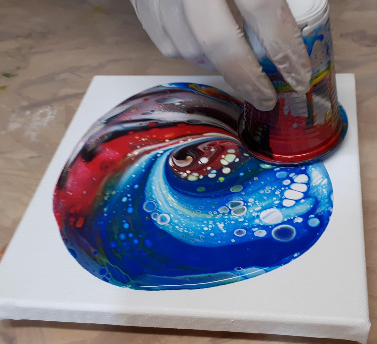 La préparation du gobelet de peinture acrylique paint pouring